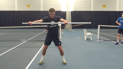 Pole twists with knee bend Agility & Fitness - | Sportplan