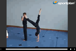 Handstand onto a standing base Variation Key 5 2 | Sportplan