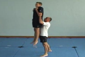 Lifting from under elbow Key 5 Partner Lifting - | Sportplan