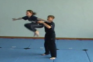 Lifting from hips into tuck Key 5 Partner Lifting - | Sportplan