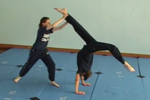 Bridge exit backwards into Handstand. Key 5 4 Catching | Sportplan